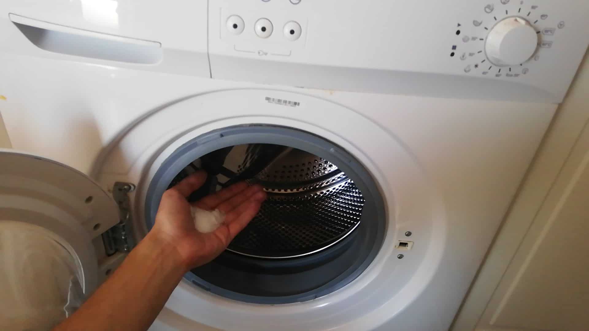 Ecco cosa succede se metti del sale nella lavatrice, altro che ammorbidente e igienizzante ...