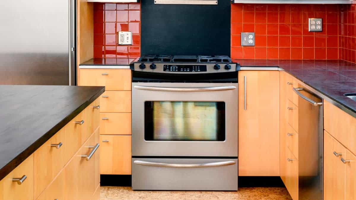 Non tutti lo sanno! Ecco a cosa serve il vano sotto il forno della cucina