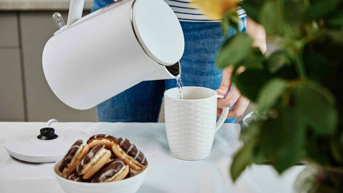 Iniziare la mattina con un bicchiere d'acqua calda porta tanti benefici ...