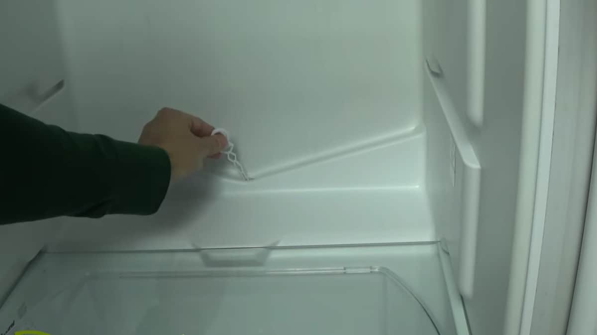 Perché il frigorifero perde acqua? Cause e soluzioni