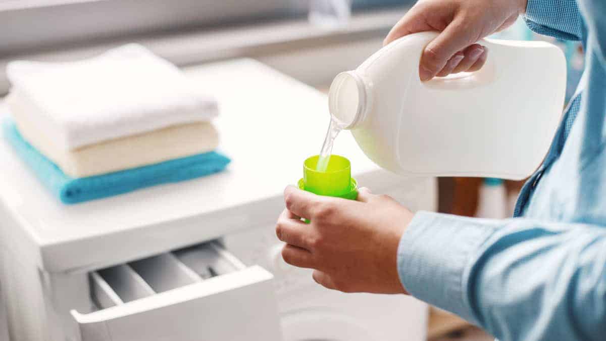 Se usi l'ammorbidente solo in lavatrice, ti stai perdendo molti altri usi!